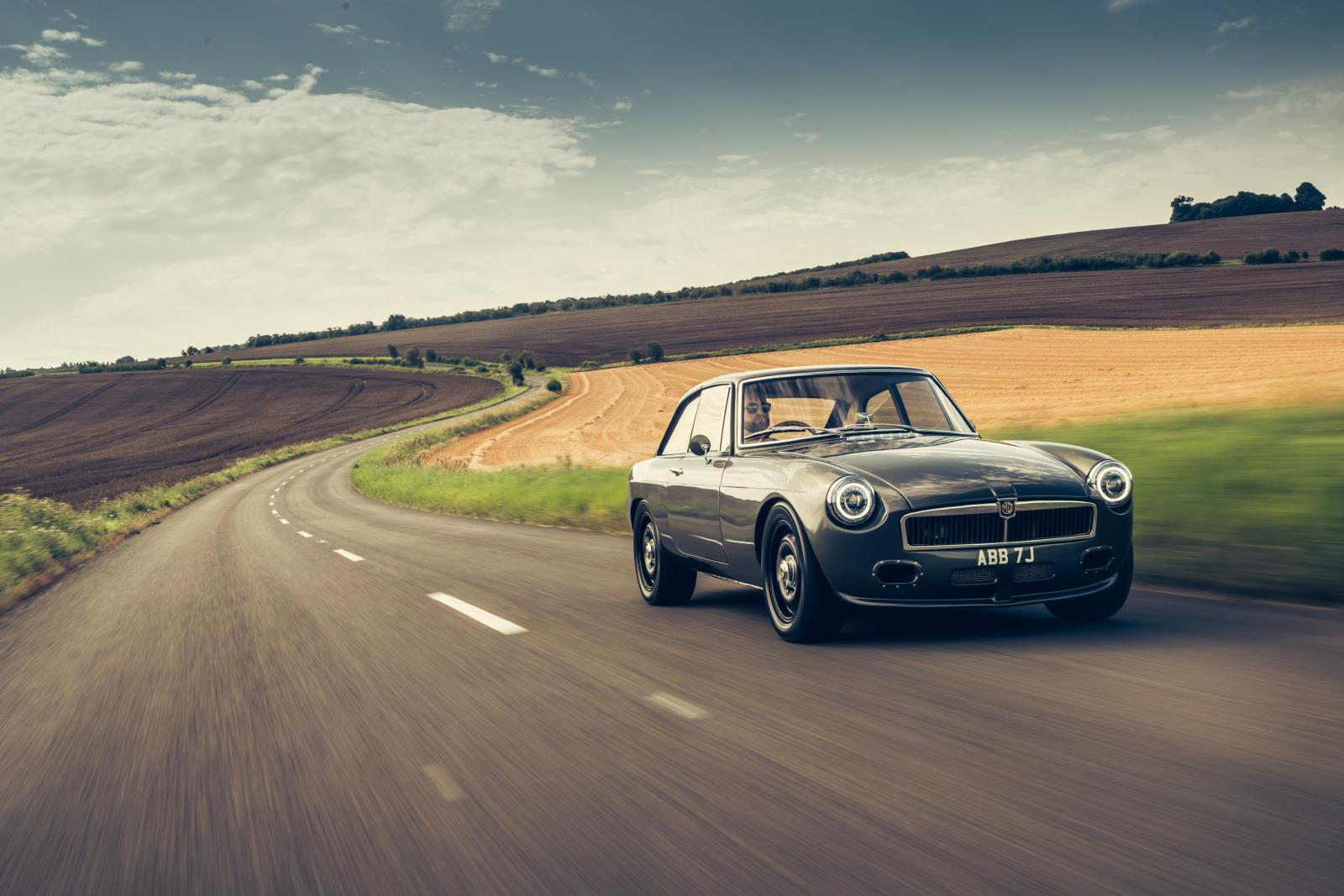 Nouvelle British Frontline présente sa MGB LE60 restomod à moteur V8